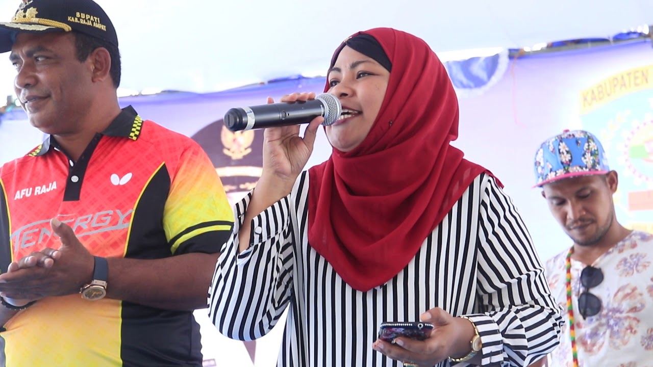 Nurwahidah penyanyi lalayon bersama Bupati Raja Ampat Abdul Faris ...