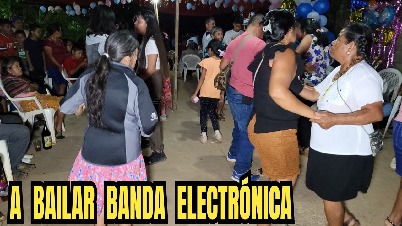 Bailando A Ritmo Banda Electrónica Grupo Play Kumbia - YouTube