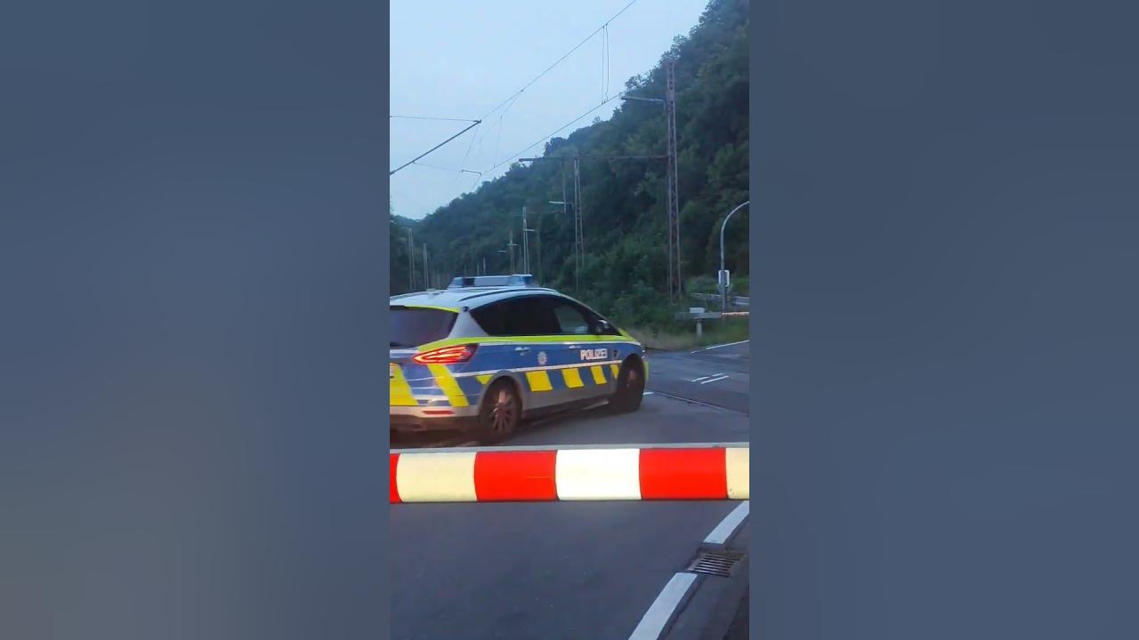Polizei F hrt ber Geschlossene Halbschranke police polizei treno polizei-f-hrt-ber-geschlossene-halbschranke-police-polizei-treno