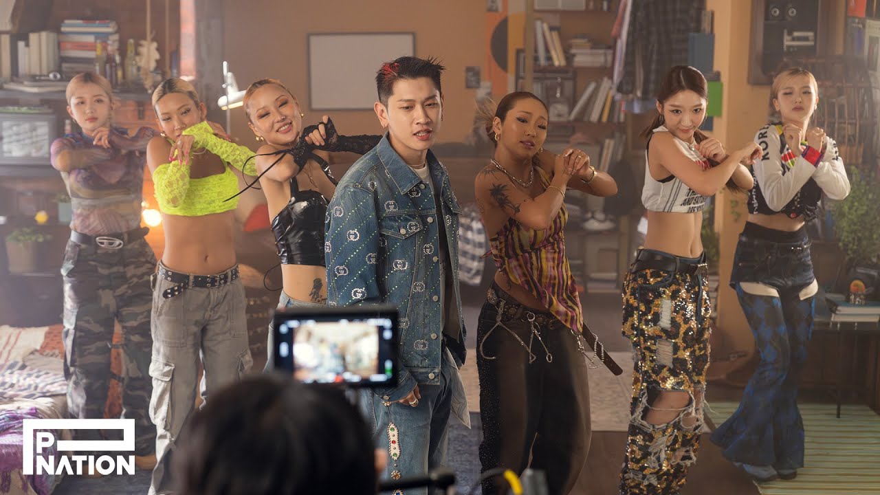 [Behind The Scenes] Crush '흠칫 (Hmm-cheat)' MV Shoot Sketch - YouTube
