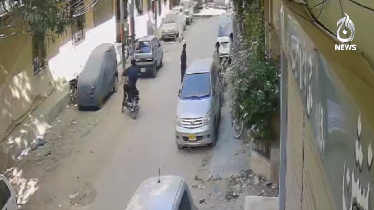 Caught on CCTV camera: Robber steals bike in Karachi - Videos - Aaj ...