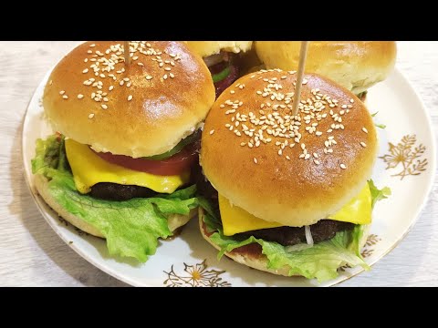 Evdə hamburger hazırlanması.Burger çörəyi və burger kotleti.