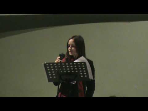 Ilaria Latini legge New Moon - YouTube
