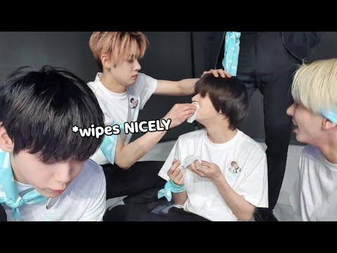 [TXT] taehyun & yeonjun wiped beomgyu's mouth NICELY