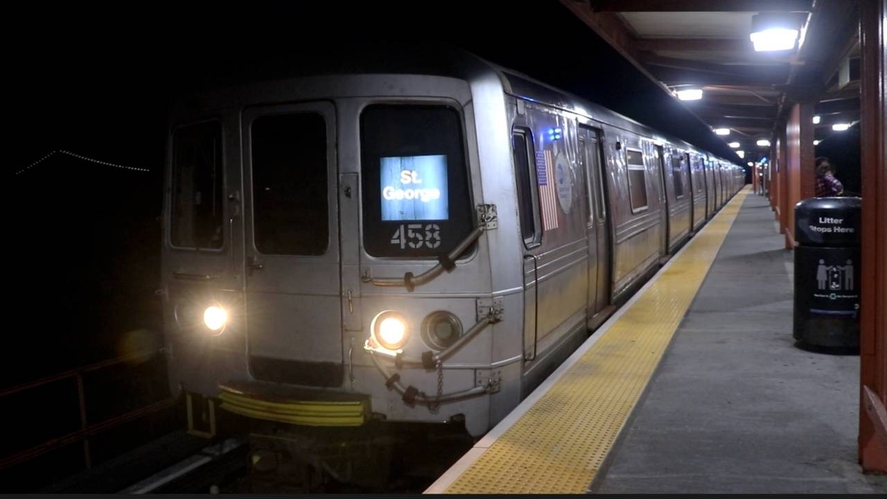 NYCT Staten Island Railway: R44 SIR Local Train Action at Clifton ...
