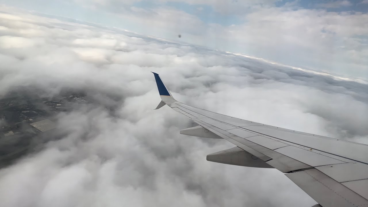 United Airlines: On Board Boeing B737 Flight 1116 En-Route EWR-CLE ...