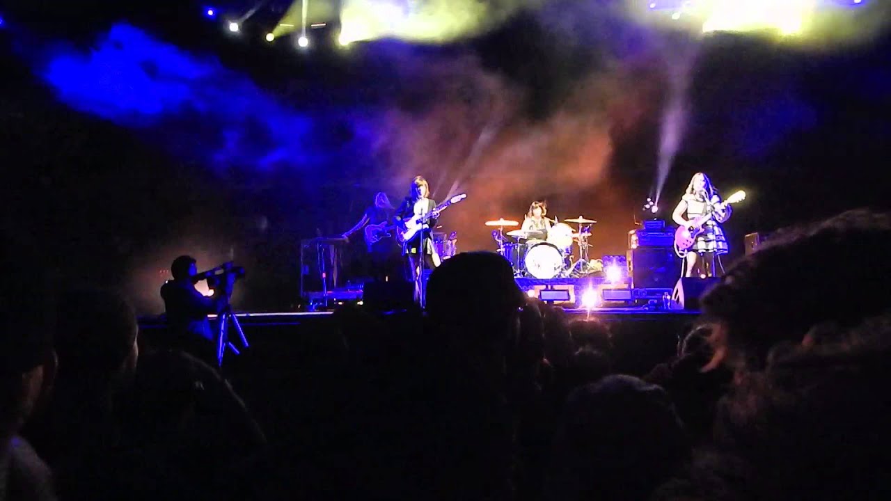 Sleater Kinney - Fangless - Sasquatch Music Fest 2015 - YouTube