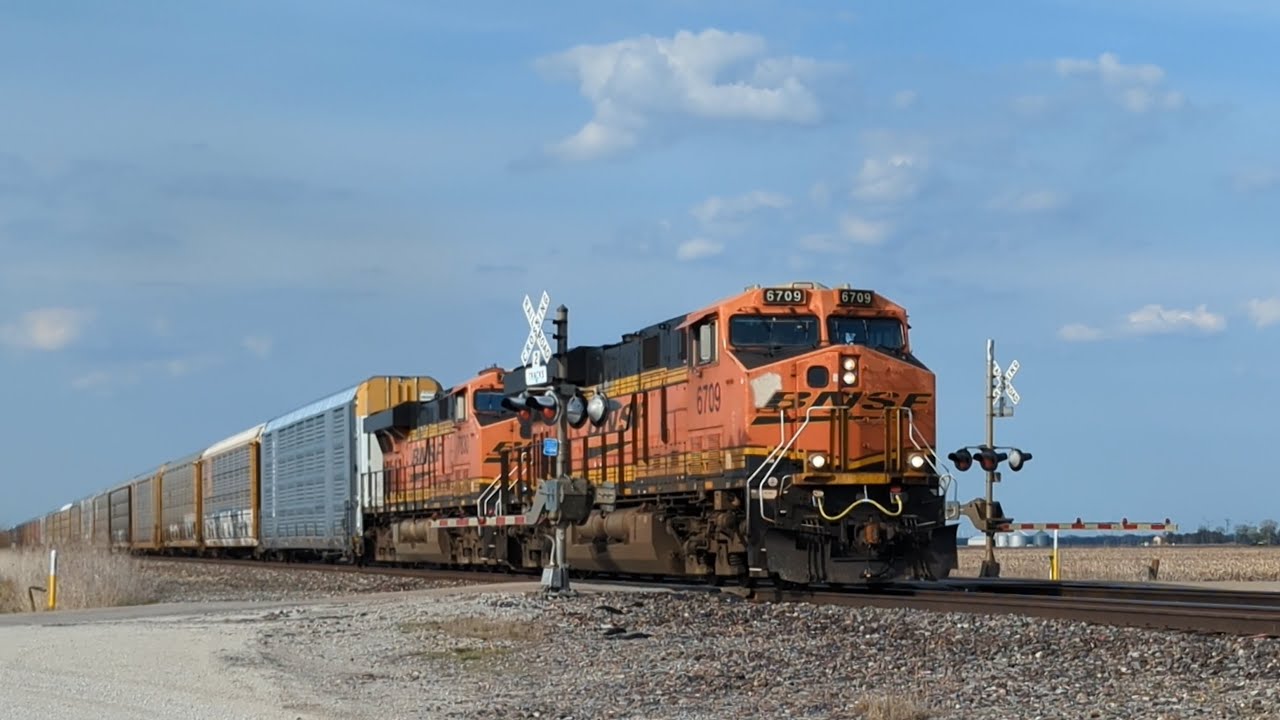 6709 & 7830 start up an Auto rack train. - YouTube