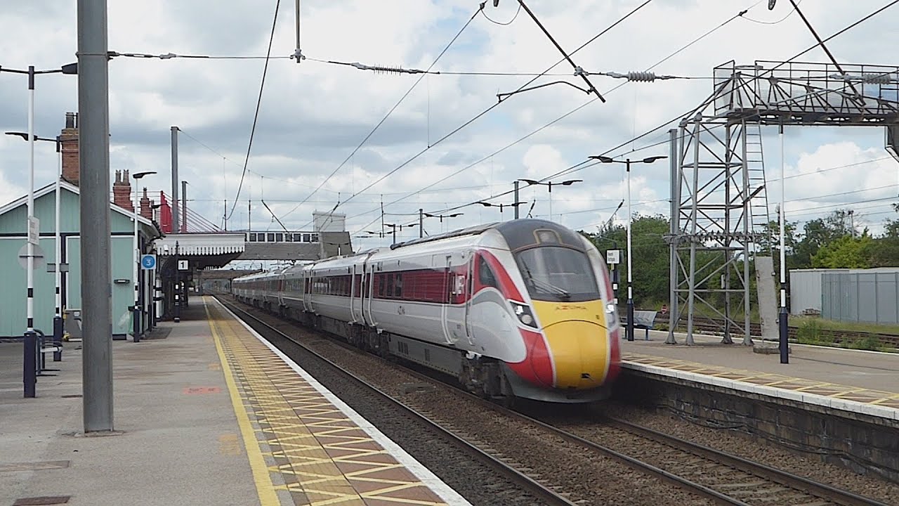 LNER 'Azuma' passes Newark Northgate (8/6/22) - YouTube