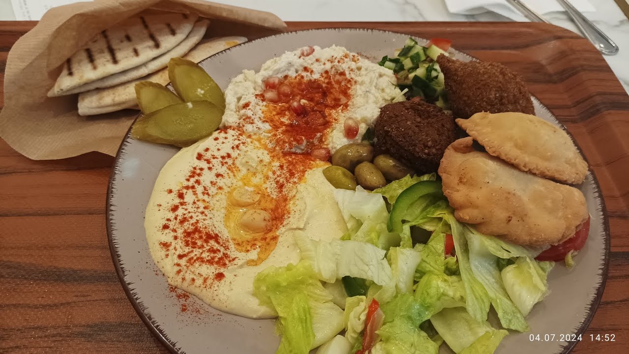 Mezza plate - pochoutka v Libanonské restauraci v Palladiu. - YouTube