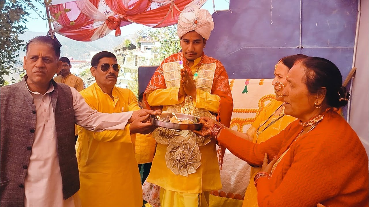 #उत्तराखंडी ब्यौ# Ajay gusain का हल्दी स्नान, बांदा देते प्यारे ...