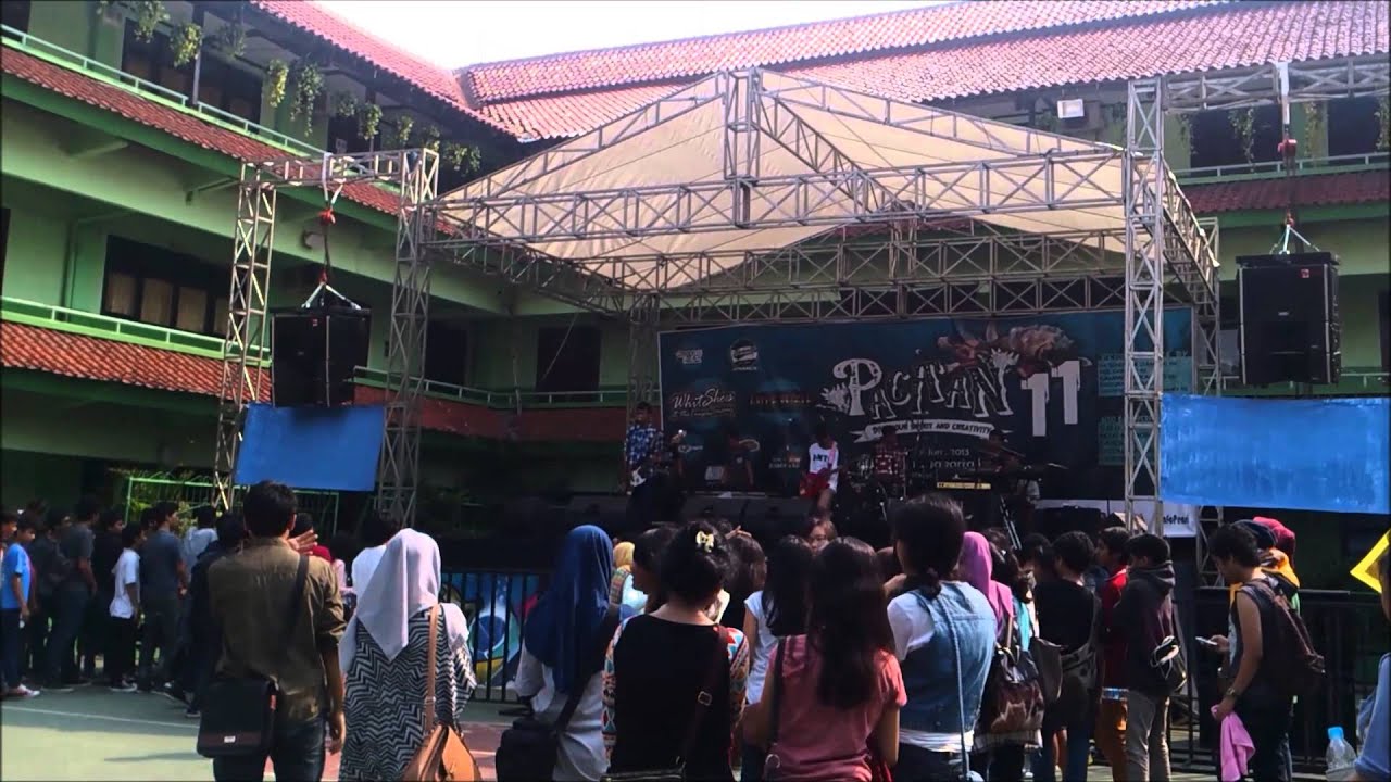 Horrible Kids - Should I Have to (Live at SMAN 112 Jakarta Barat) - YouTube