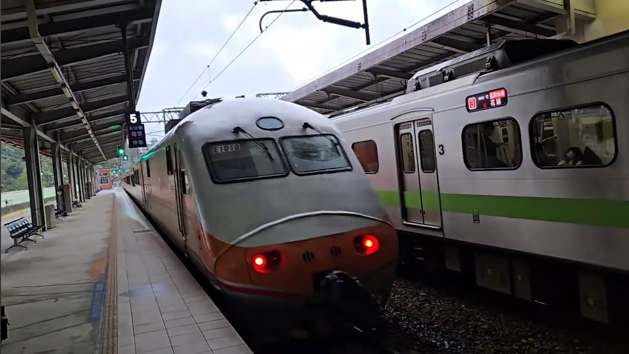 175次花蓮發車開往潮州的PPE1027單電豬PP電頭+十二節PP車廂+PPE1010單電豬PP電頭PP自強號，和4032次樹林發車開往花蓮的銀綠色微笑號EMU900型十輛一編組EMU941 ...