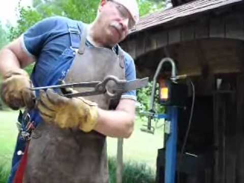 Lin Rhea forging a knife blade - YouTube