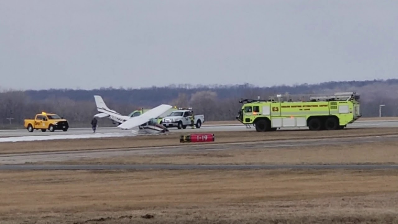 Single-engine plane crash at Rockford airport - YouTube