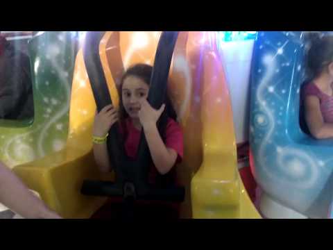 Bagunçando com a Giulia - Parque de diversões em Curitiba - Bombom Ville