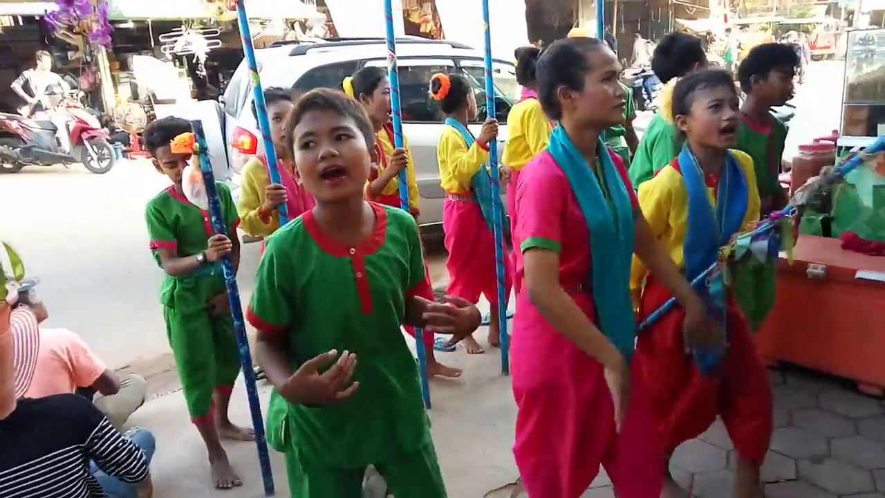 Trod Dancing - របាំត្រុដខ្មែរ - YouTube