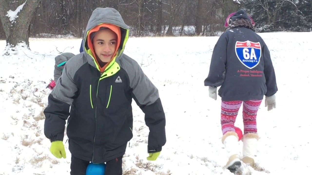 GIRLS VS BOYS EMPEROR PENGUIN RELAY RACE SNOW CHALLENGE 2017 - YouTube