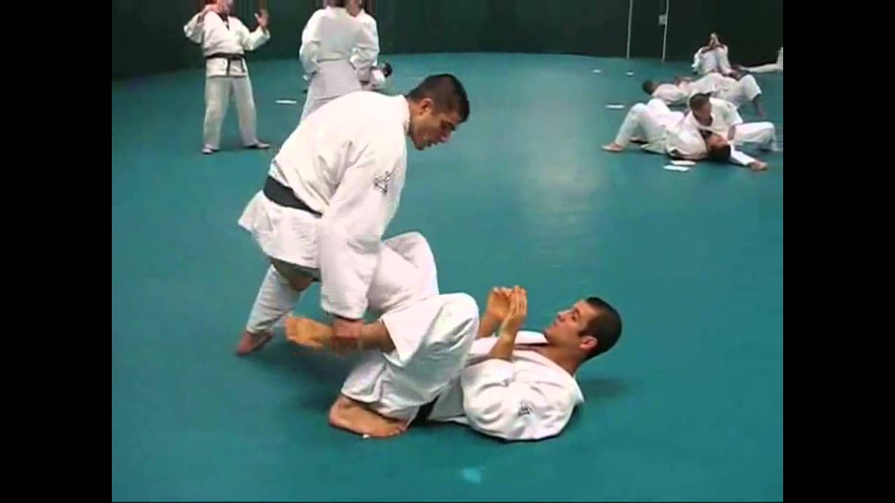 Bjj Daily technique #1: Open guard pass - Knee slice variation - YouTube