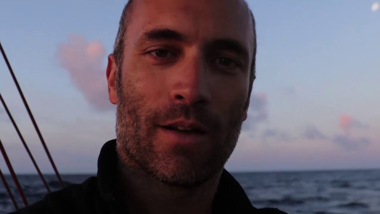Un skipper très fatigué mais très heureux ! - YouTube