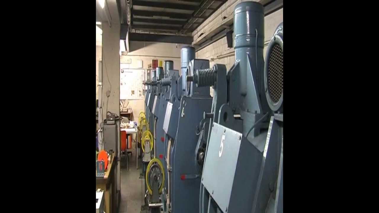 Der AfE-Turm in Frankfurt und seine Aufzüge - Blick auf die Antriebe ...