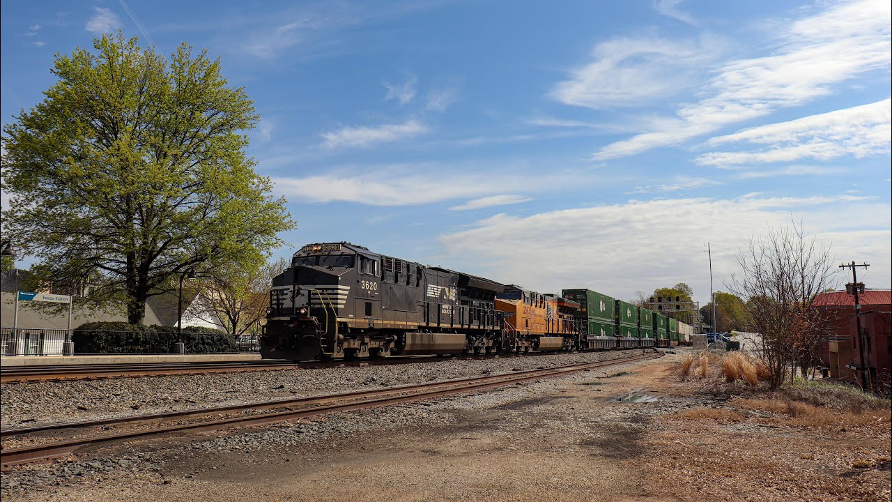 NS ET44AC Gevo #3620 leads 27A - YouTube