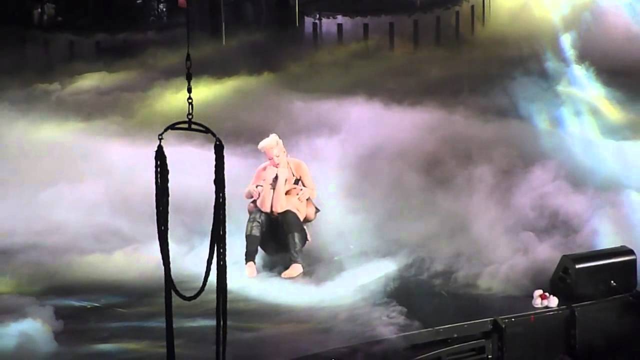 Pink - Try , LIVE @Madison Square Garden , NYC 3/22/2013 - YouTube