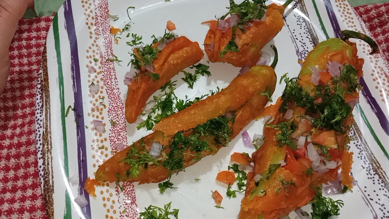Chilli Bajji/Mirchi bajji Recipe/Menasina kai Bajji /Street Style bajji ...