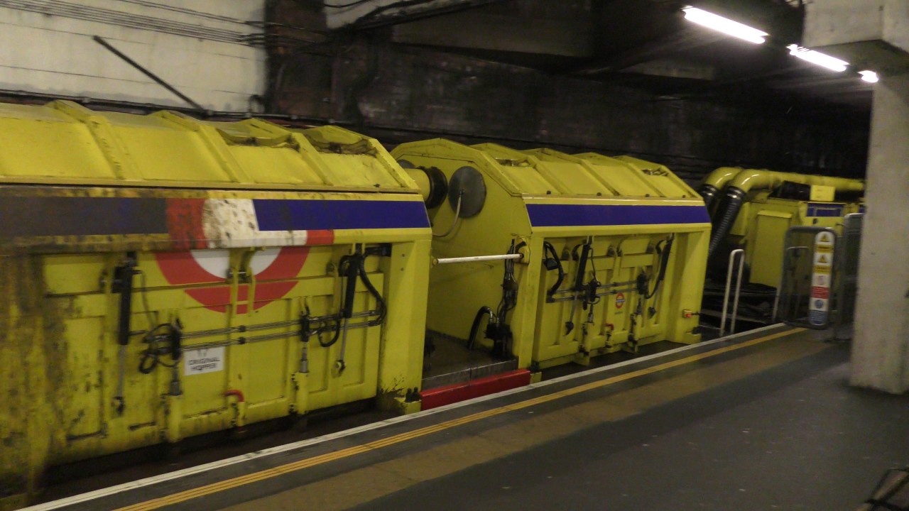LUL Battery Locomotive L17 Departing Finchley Road - YouTube