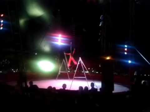 Funambule (2) cirque Medrano 2013 - YouTube