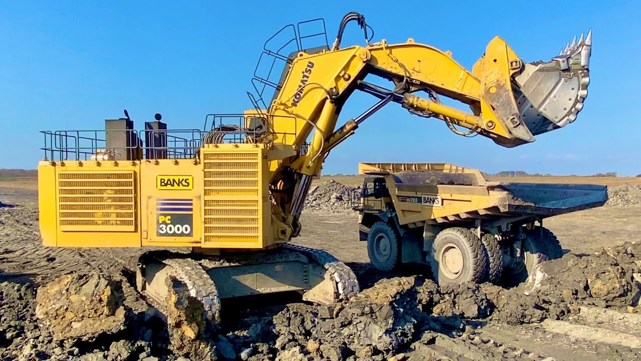 KOMATSU PC3000 LOADING 30 TON BUCKETS 4K - YouTube