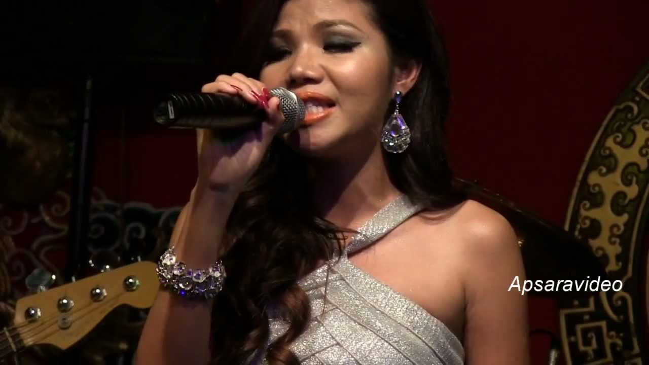 Meas Sok Sophea sings a slow song "Kreng Chet Songsa Chas" in San Diego ...