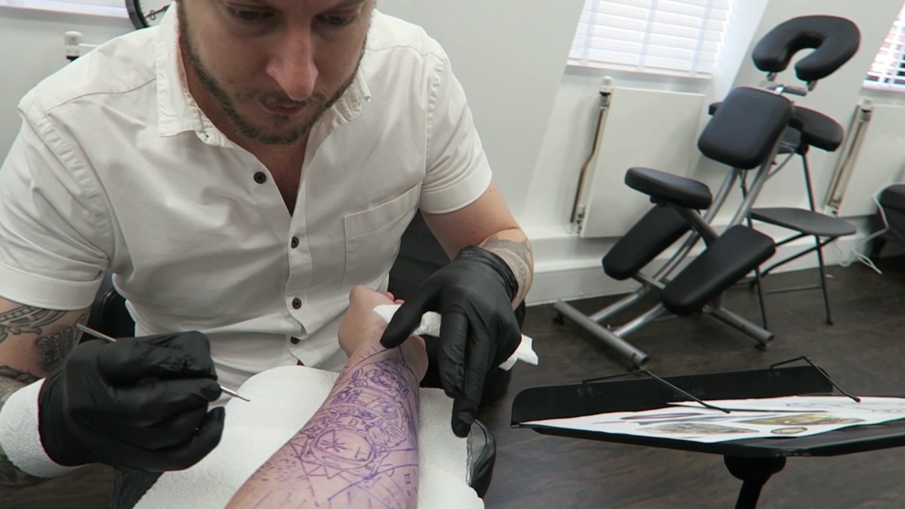 Getting a tattoo from Matt Roe Tattoo - YouTube