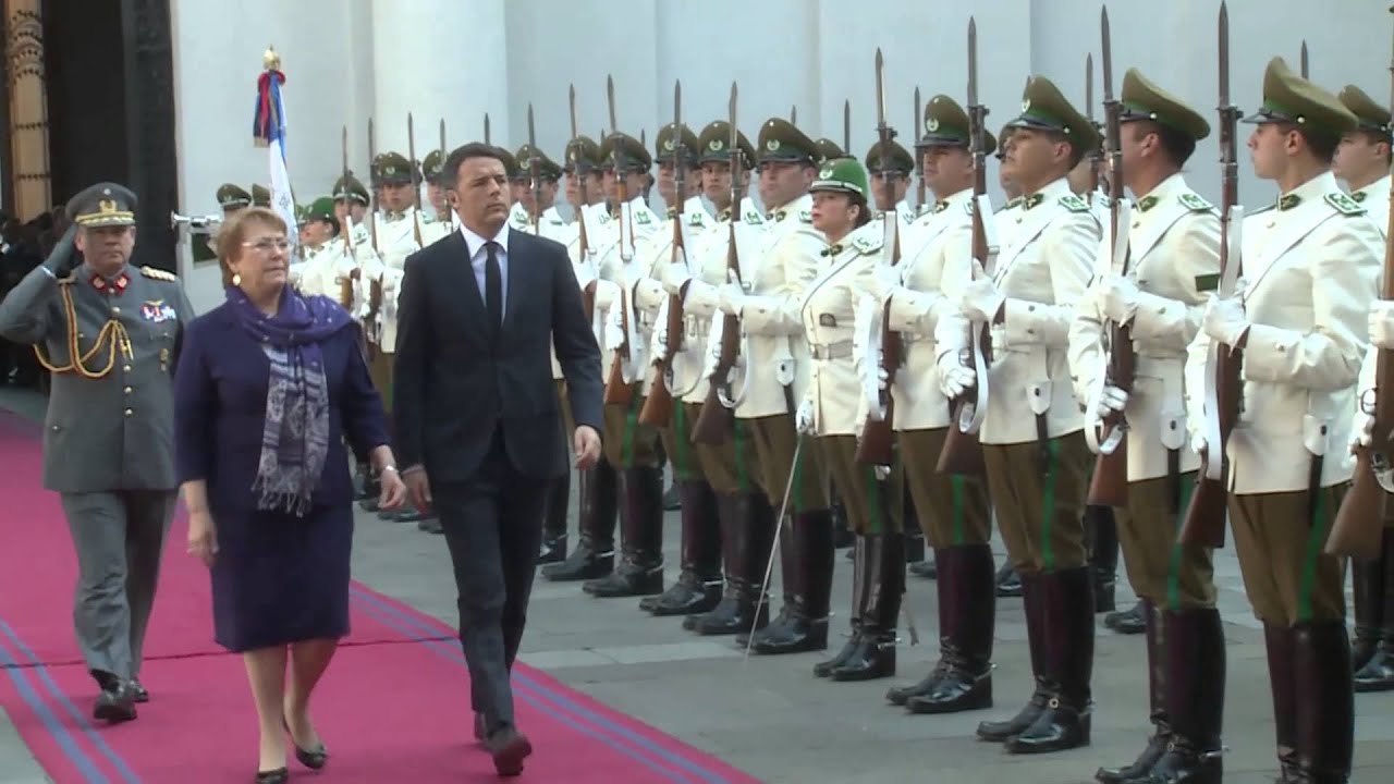 Arrivo in Cile, Renzi viene ricevuto da Michelle Bachelet - YouTube