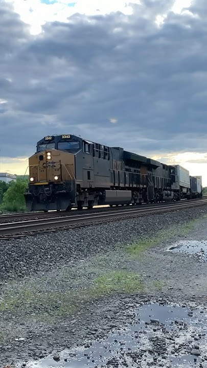 CSX 3342 leads an Eastbound Intermodal - YouTube
