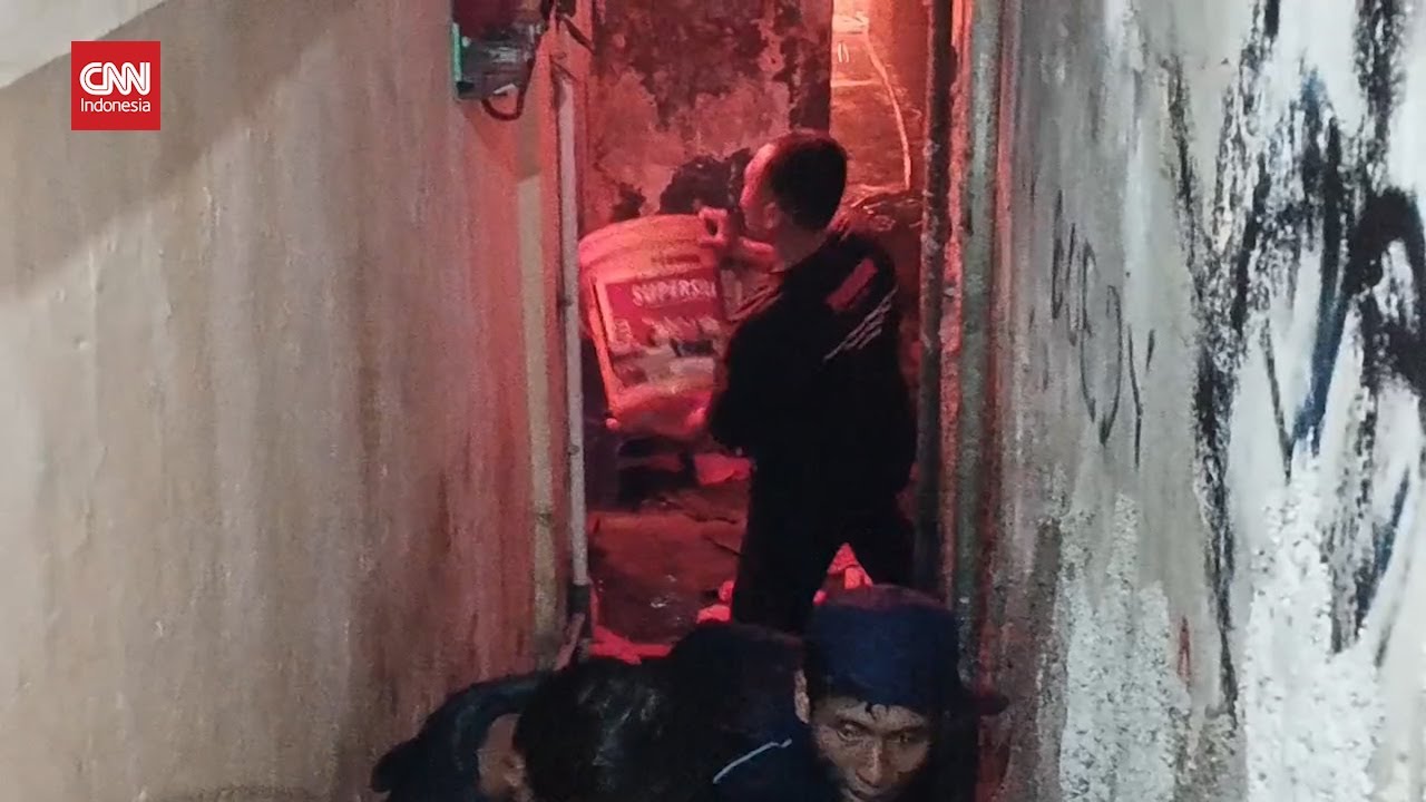 Momen Warga Gang Remaja Berjuang Padamkan Amukan Si Jago Merah - YouTube