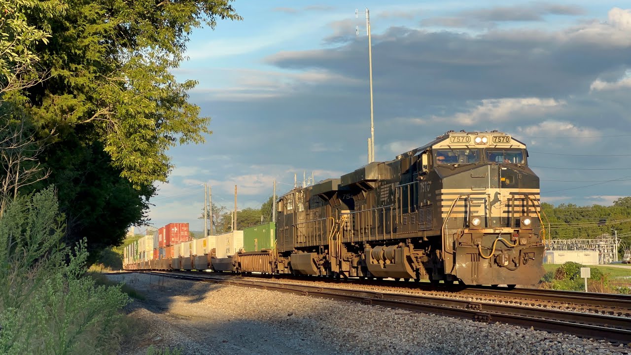 NS ES44DC 7570 Leads Short Intermodal 289 on 8/15/23 - YouTube