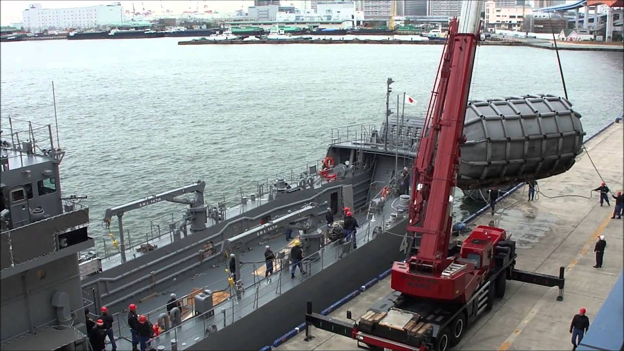 海上自衛隊 輸送艦 LSU-4171「ゆら」 防舷物 回収作業 神戸港 2012.02.13 - YouTube