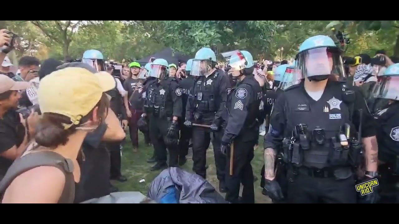Chicago Police in Riot Gear Enter DNC Protest Camp in Union Park - YouTube