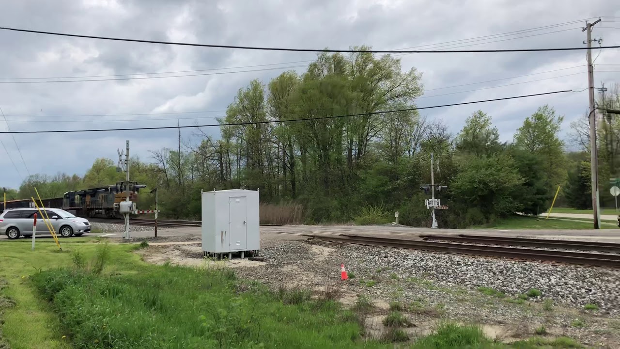 CSX 7784 & 5262 Lead Eastbound D751 at Diamond Street - YouTube