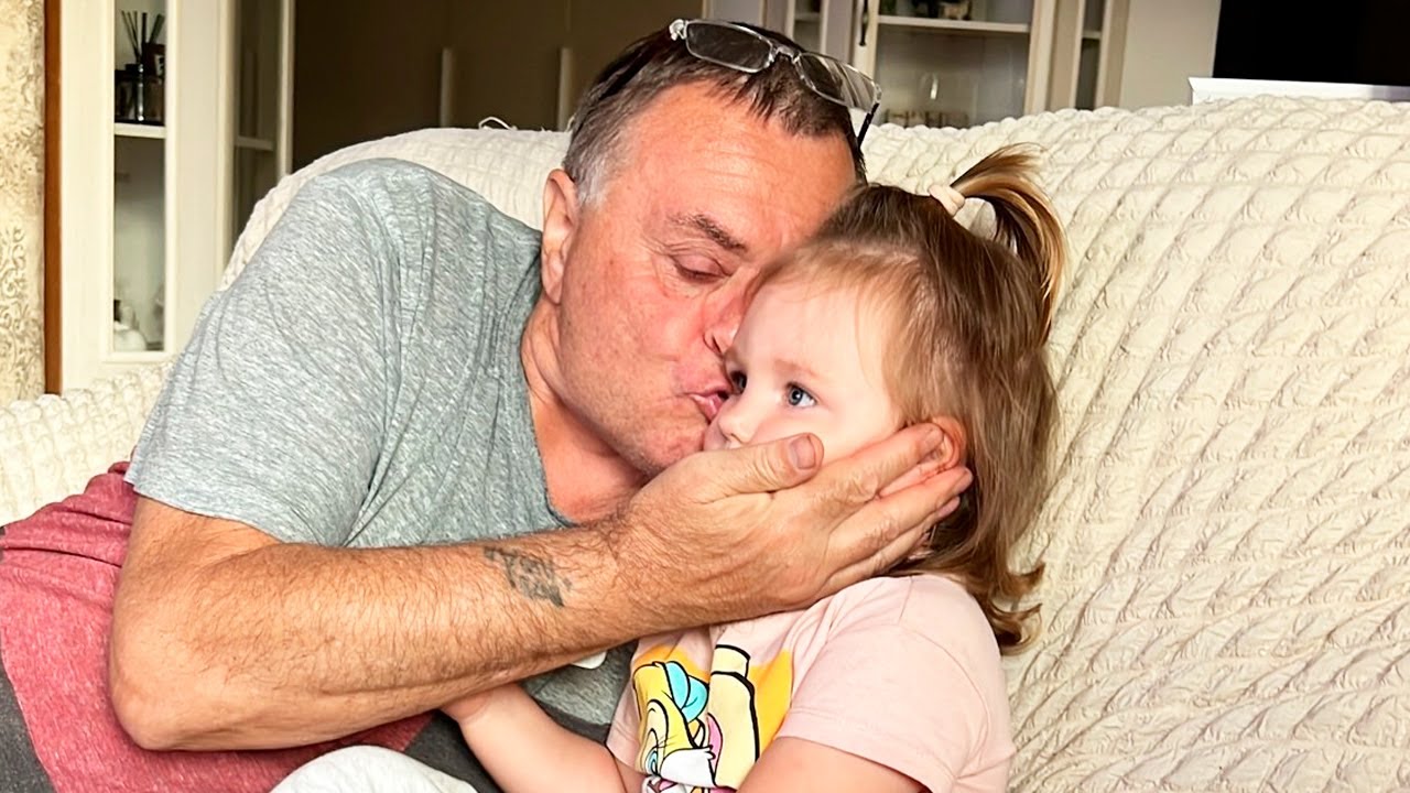 Счастливый отец покойной Жанны Фриске наслаждается общением с внучкой Луняшей Youtube