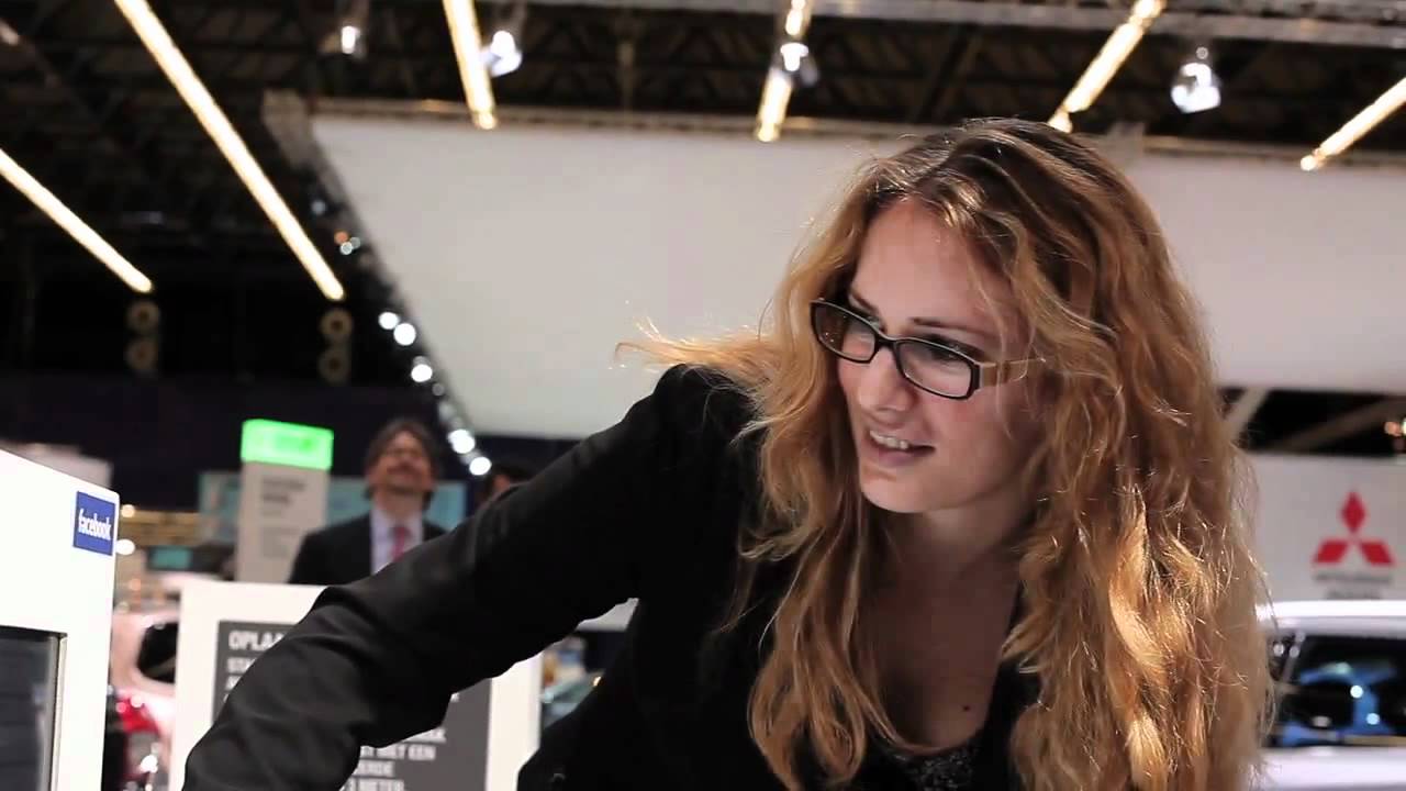 Renault connects Facebook to the AutoRAI with RFID - YouTube