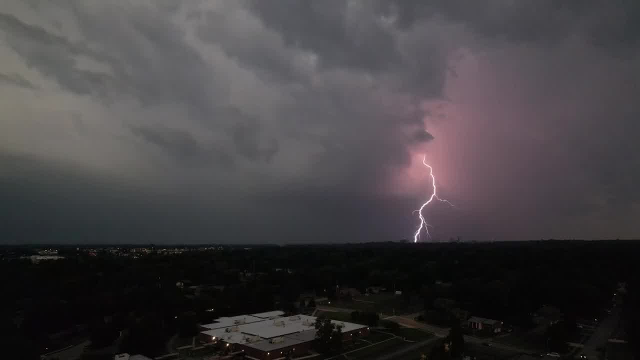 Slow-Motion Footage Shows Lightning Strike Over Kentucky Sky - YouTube