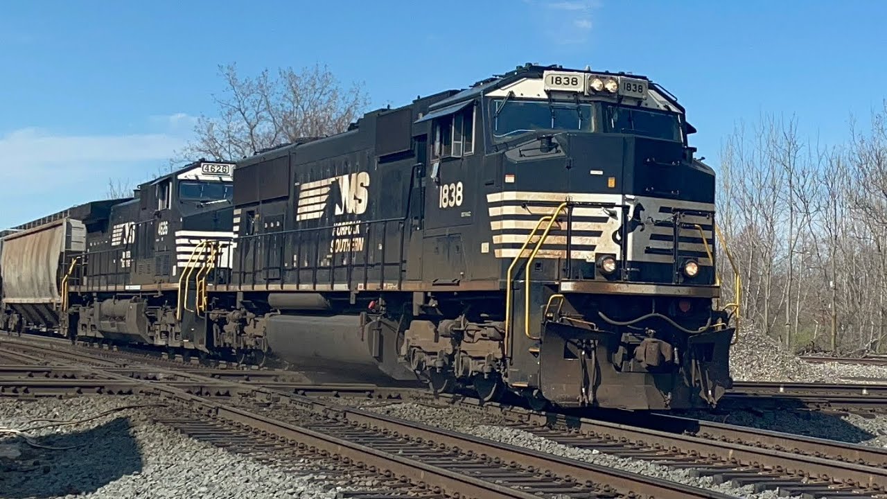 NS southbound mixed freight train Marion Ohio - YouTube