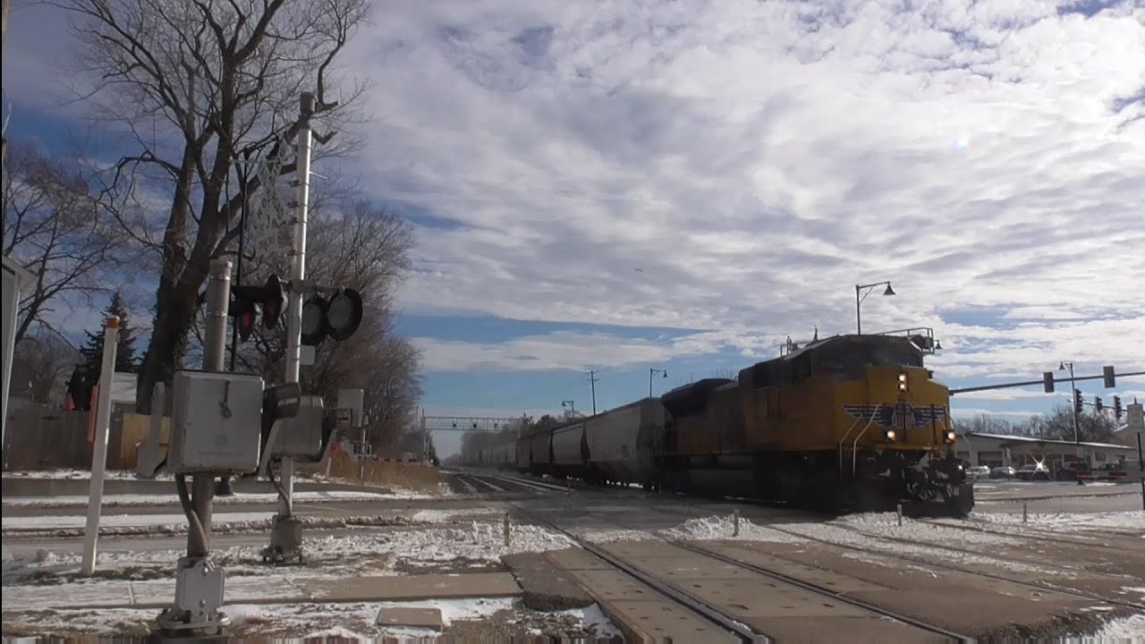 UP 8660 leads Evansville Empties arrives at Palatine - YouTube