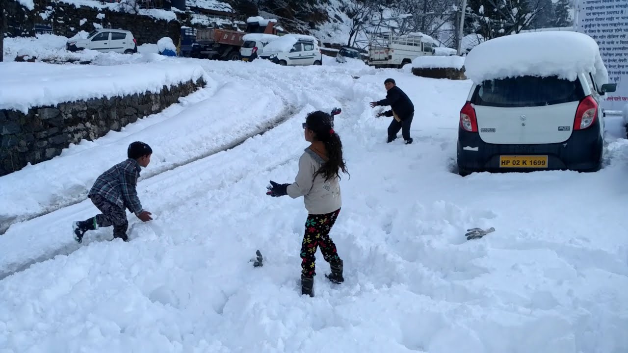 Manali children play snowfall - YouTube