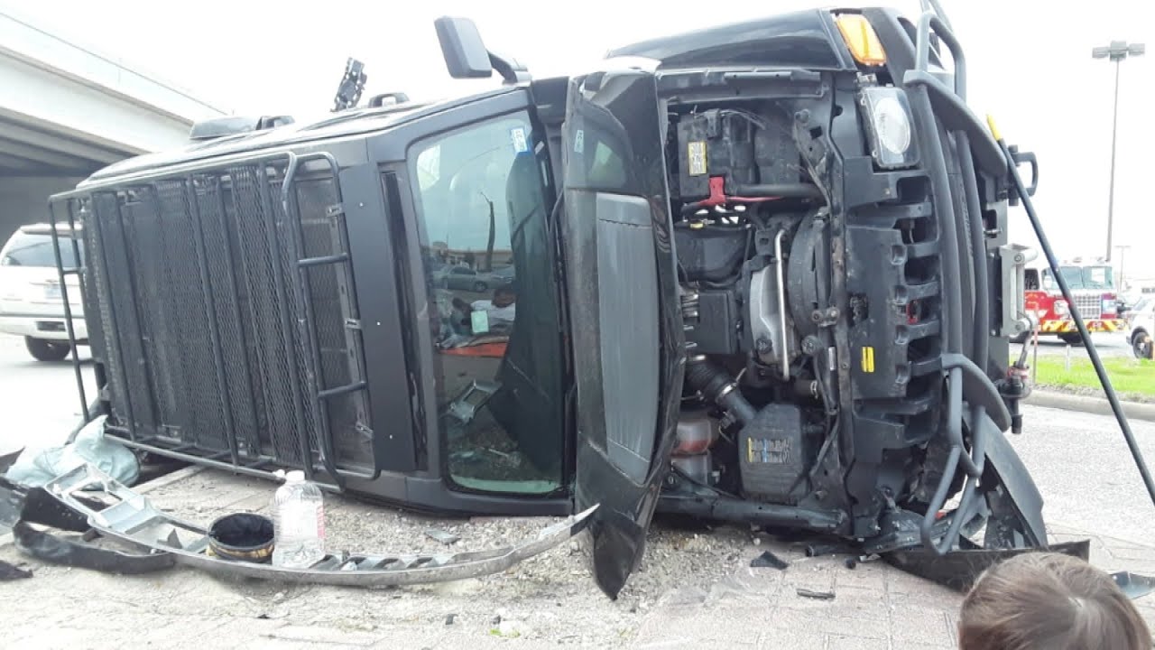 Family of 5 in Flipped Hummer Pulled to Safety by Veteran - YouTube