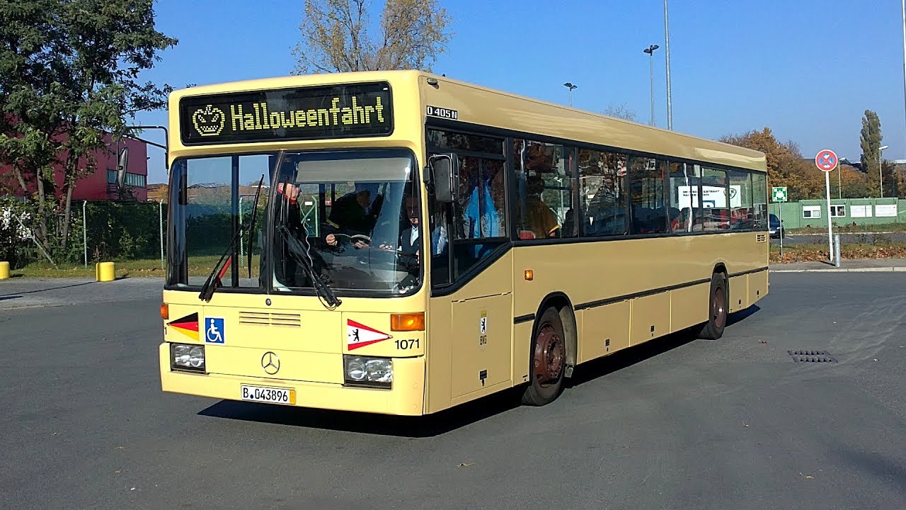 Berlin: Halloweenfahrt der BVG-Lounge „Auf Abwegen II“ Typ MB O 405: N¹ ...