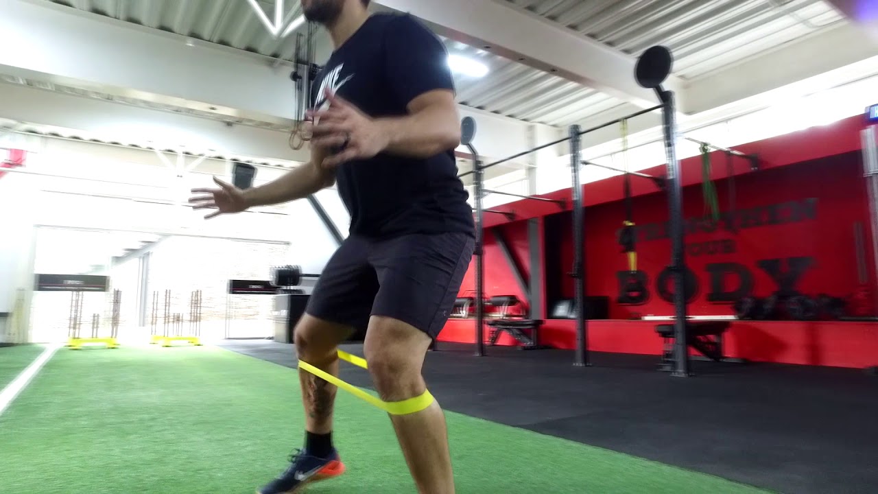 Caminata lateral con miniband en posición atlética - YouTube