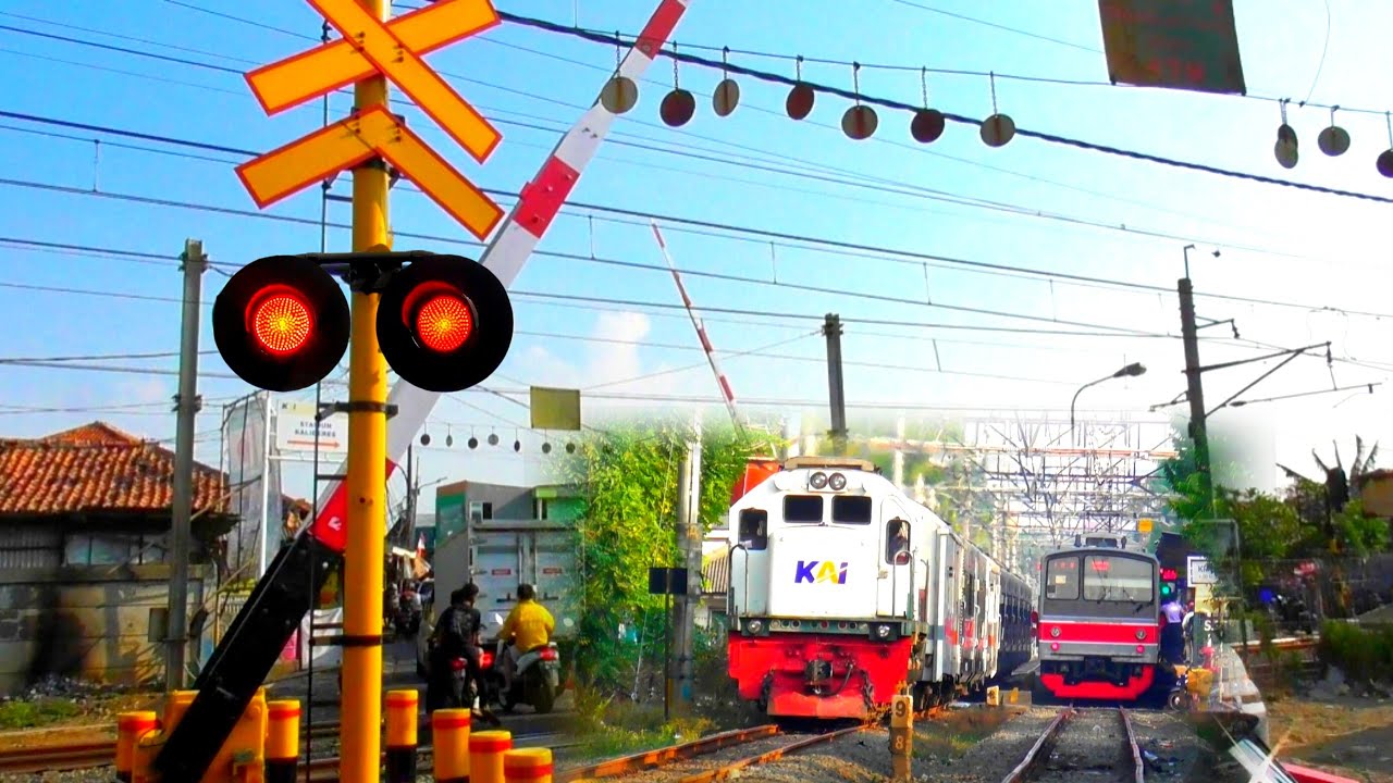 LEVEL Crossing Indonesia | Perlintasan Kereta Api Yang tak Pernah Sepi ...